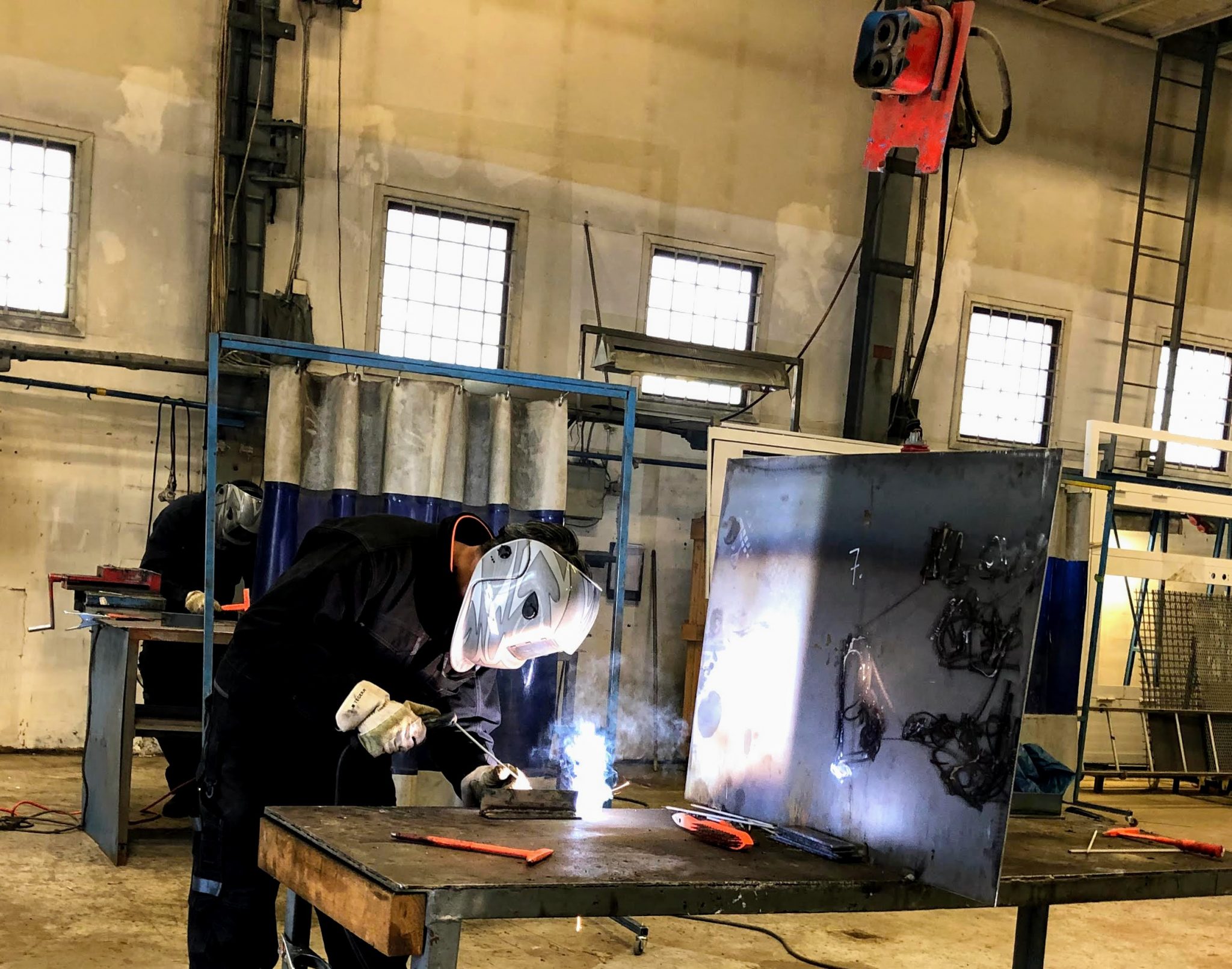 Blivande borrtekniker lär sig svetsa - Lundgrens Smide