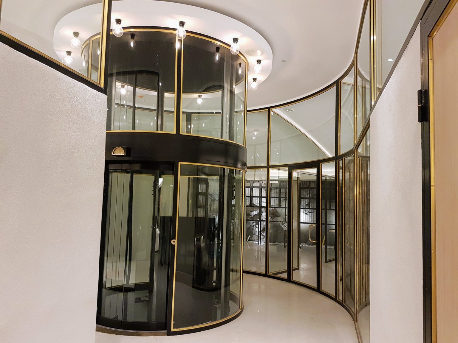 Metallglaspartier och hisschakt - Lundgrens Smide